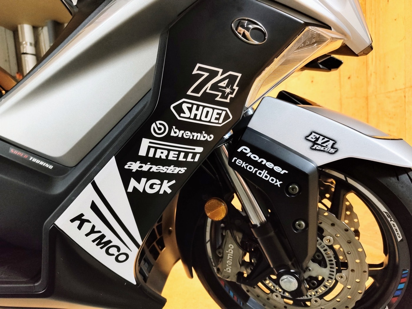 サイズを調整してイメージにあったカッティングシートのデザインを | カッティングシート製作 QUACK WORKS