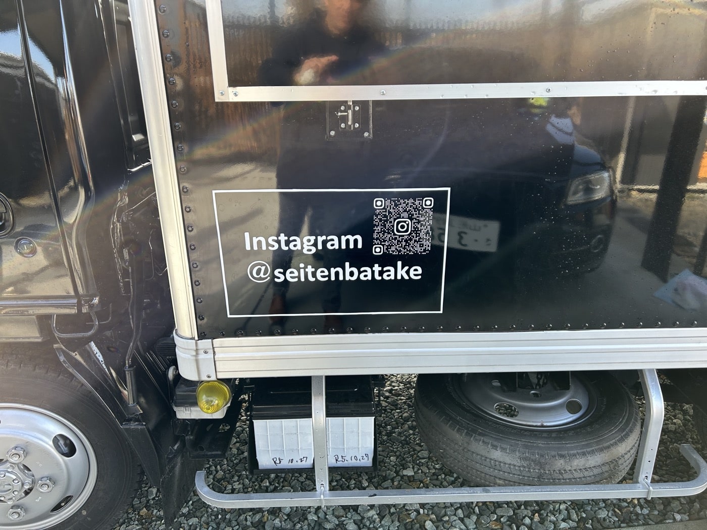 QRコード付きのキッチンカーでお客さまと繋がる | カッティングシート製作 QUACK WORKS