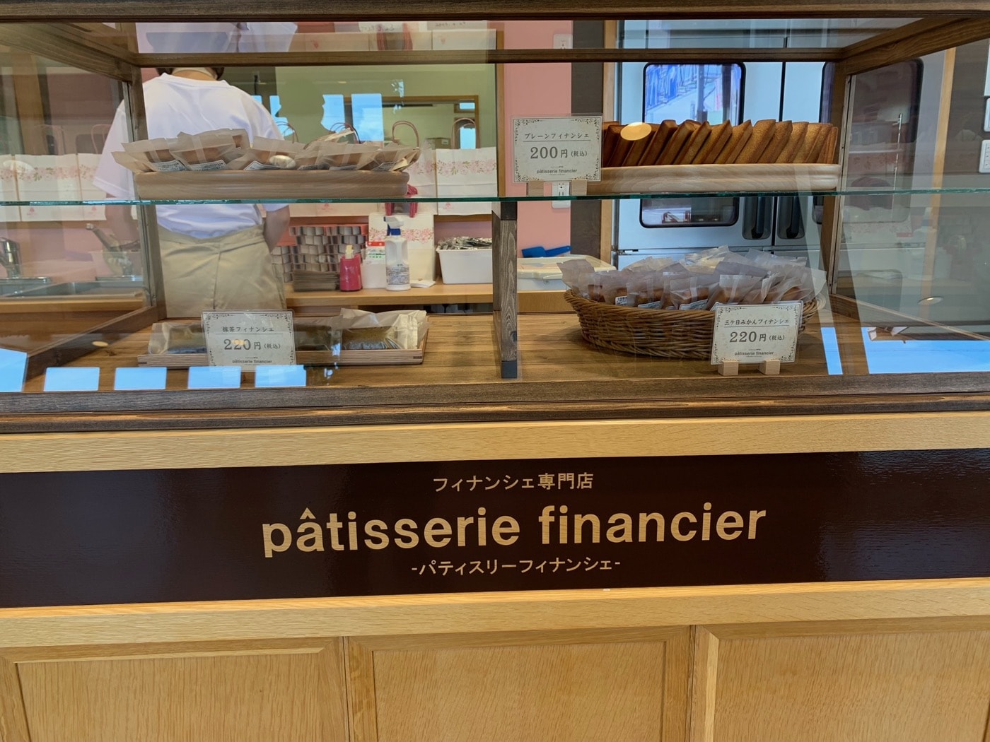 店内のショーケースに「抜き文字」のカッティングステッカー | 国内最大級のカッティングシート製作 QUACK WORKS