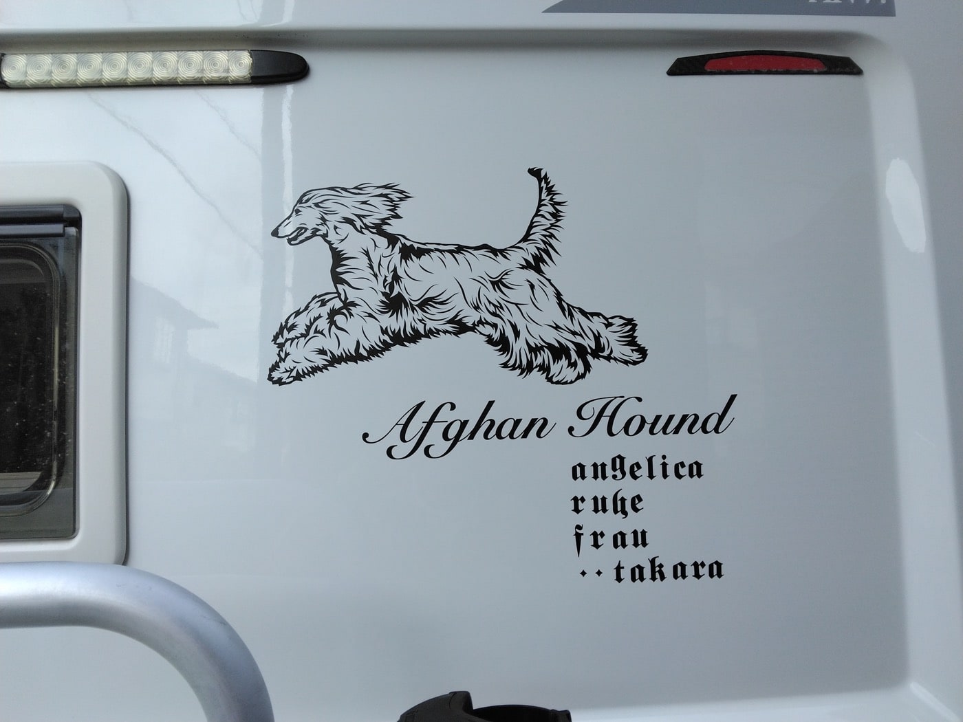 いきいきと駆け回る「アフガン・ハウンド」のカッティングステッカー | 国内最大級のカッティングシート製作 QUACK WORKS