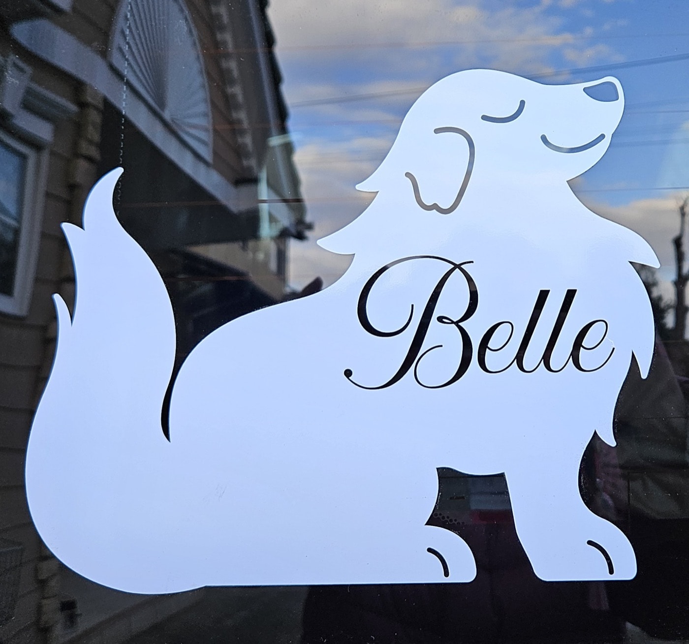 抜き文字×ワンちゃんで印象に残るカッティングサイン | カッティングシート製作 QUACK WORKS