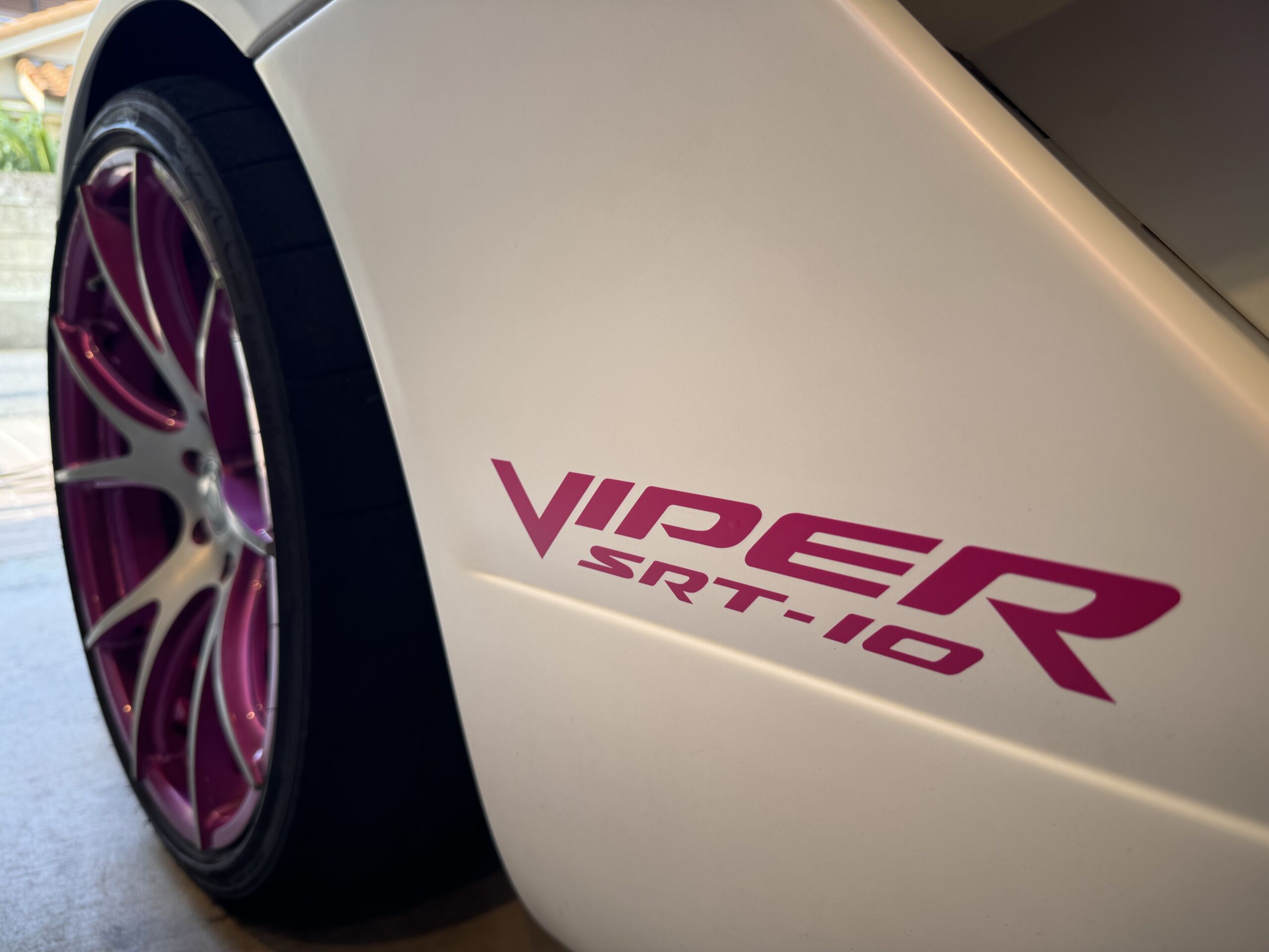 車のボディにピンクのカッティングステッカー！ | カッティングシート製作 QUACK WORKS