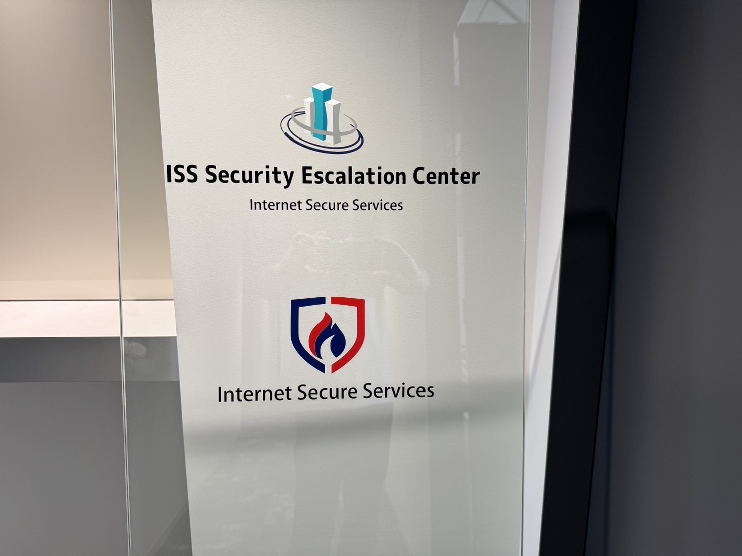 ガラスに貼られた7色使用のカッティングシート | 国内最大級のカッティングシート製作 QUACK WORKS